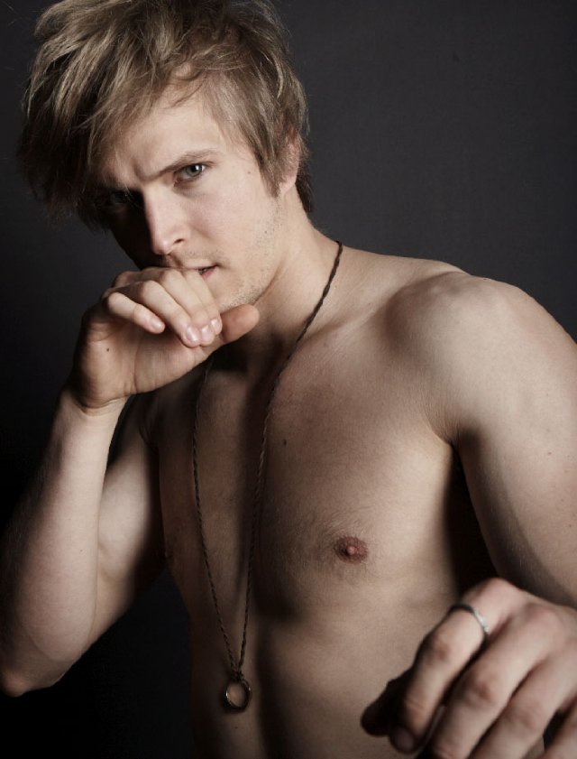 El bello Jon Cor, en el elenco de "Cazadores de Sombras" ~ cotibluemos