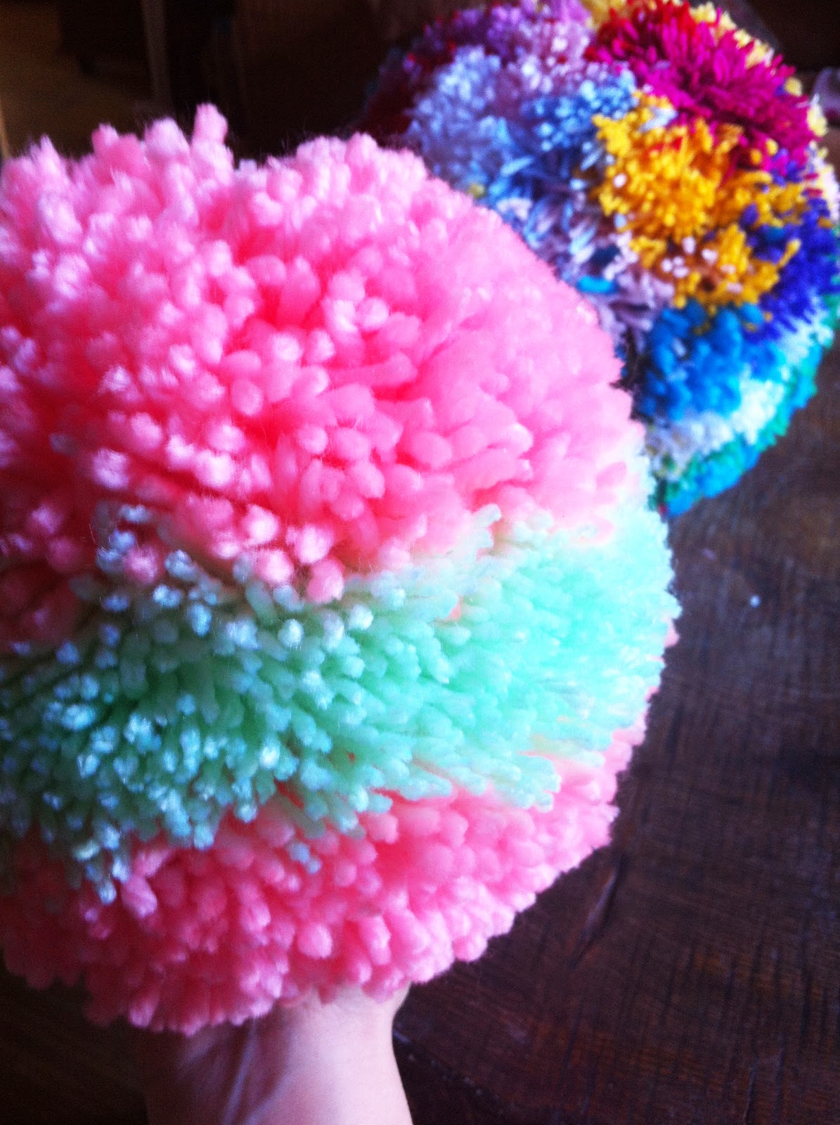 Con pompones y a lo loco - Paseando Hilos