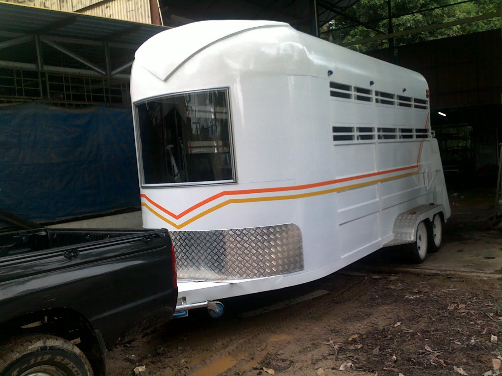 kejuruteraankijing: Horse Float untuk Dijual Atau Tempah