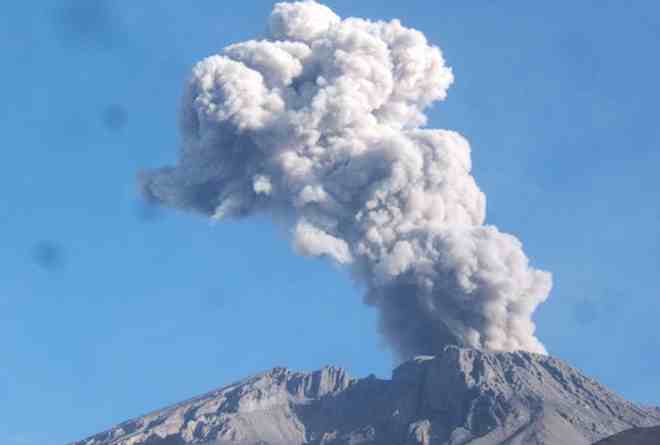 Sciency Thoughts: Small eruptions on Mount Ubinas, Peru.