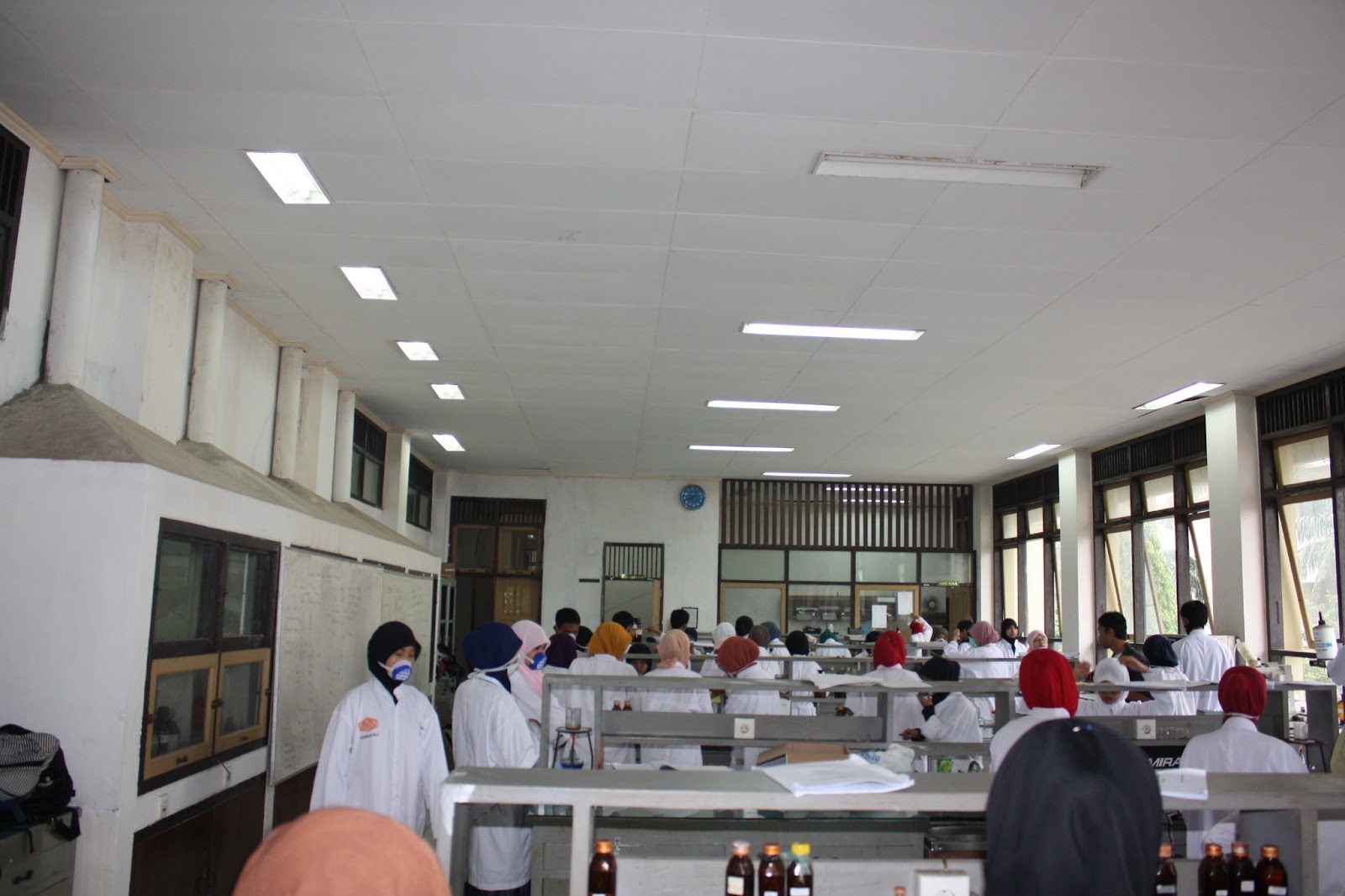 Tumbuhan Obat dan Sains: Kegiatan di Laboratorium Kimia UNP