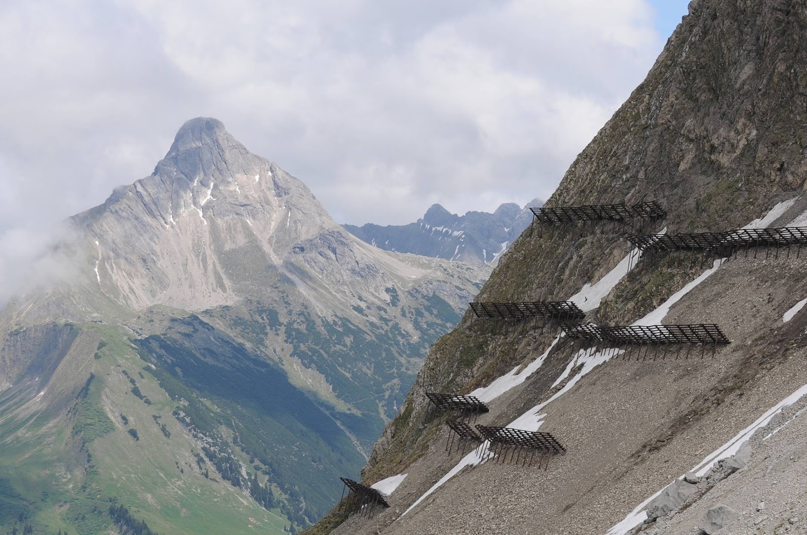 Avalanche Fences Exposed! ~ Kuriositas