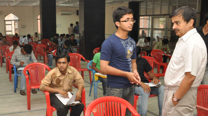 View Patna: Rahmani 30 conducts entrance examination