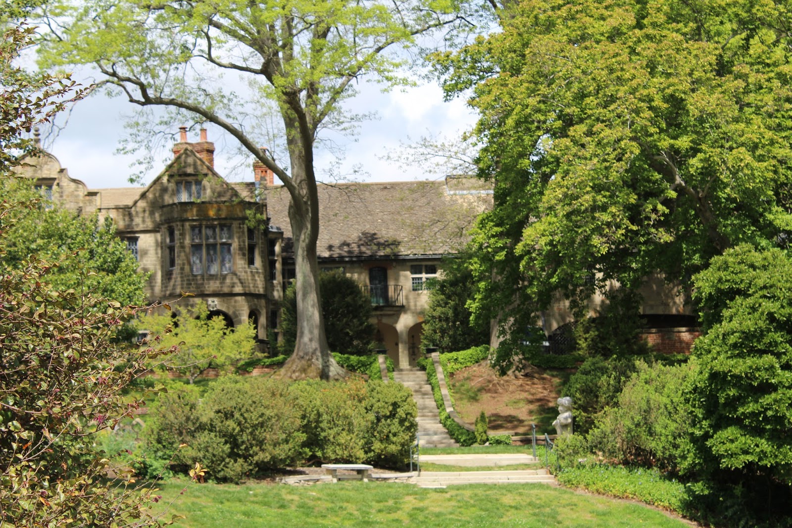 Royal Musings: And right next door to Agecroft Hall is Virginia House ...