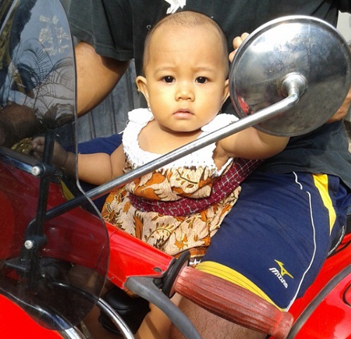 Perhatikan ! Bonceng Anak Di Suruh Di Depan, Ingat Anak Bukan Airbag ...