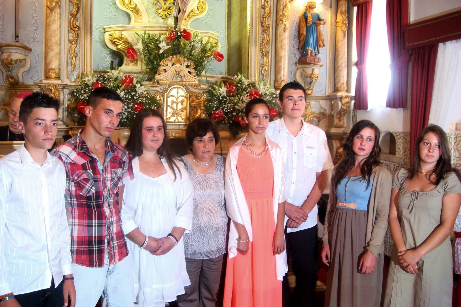 TRAVANCAS DA RAIA: Bispo crisma jovens da raia