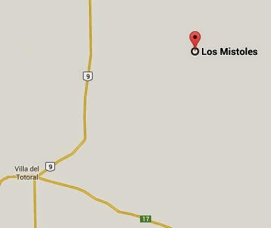 Se ubica sobre un camino de tierra que se desprende desde la RN 9, a ...