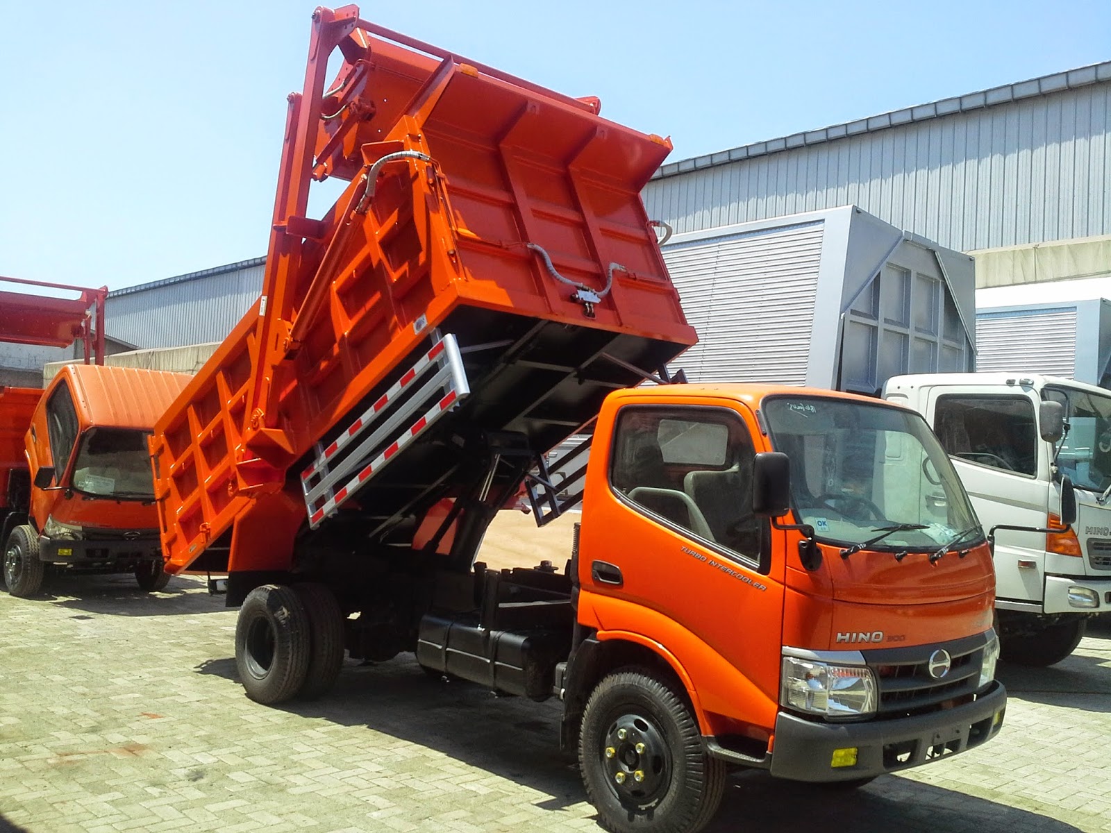 HINO DUTRO LIFT LOADER - HINO TRUK DAN BUS