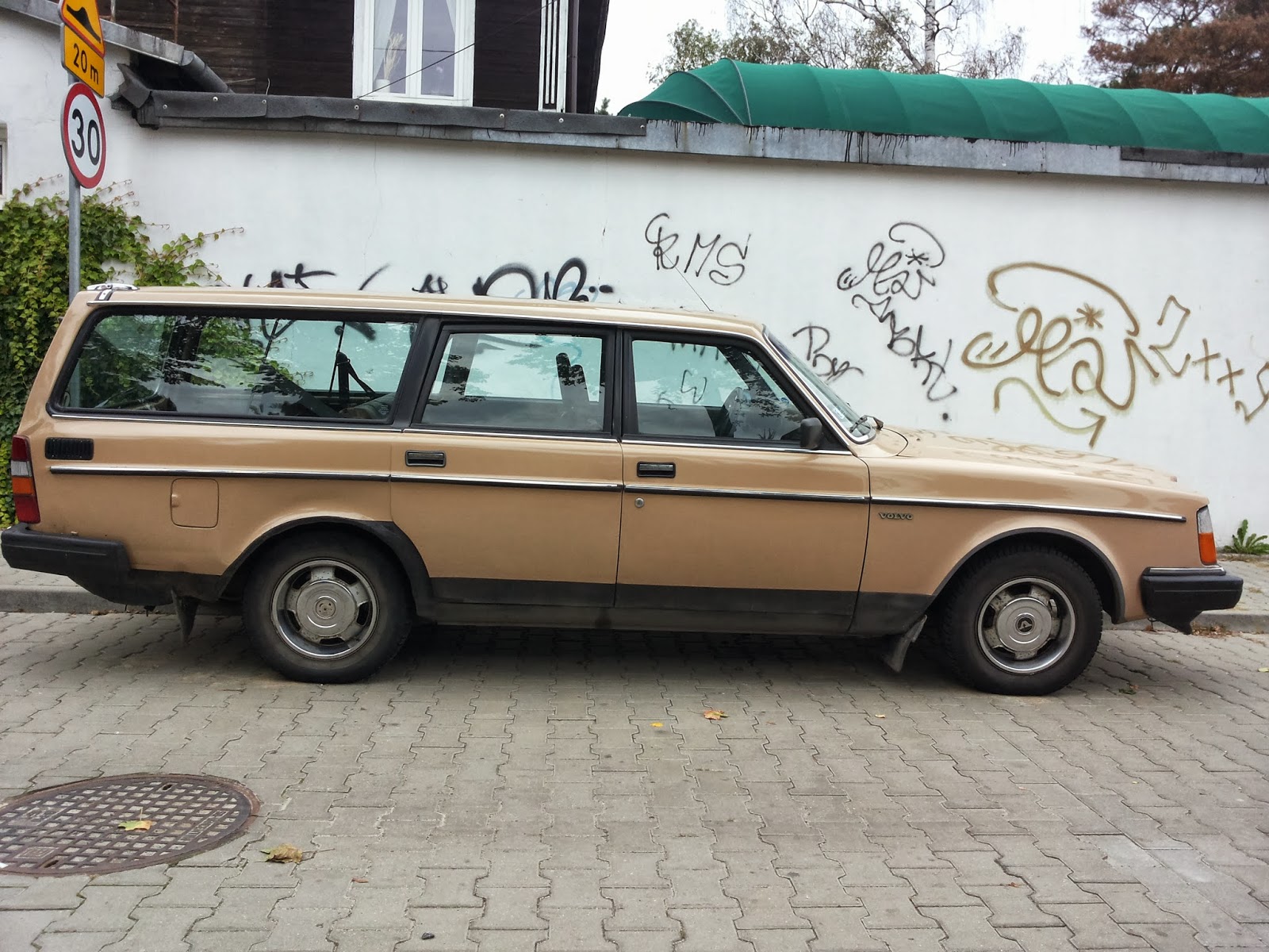 Old Parked Cars Warsaw: Saturday double shot:FSM 126p & Volvo 240D