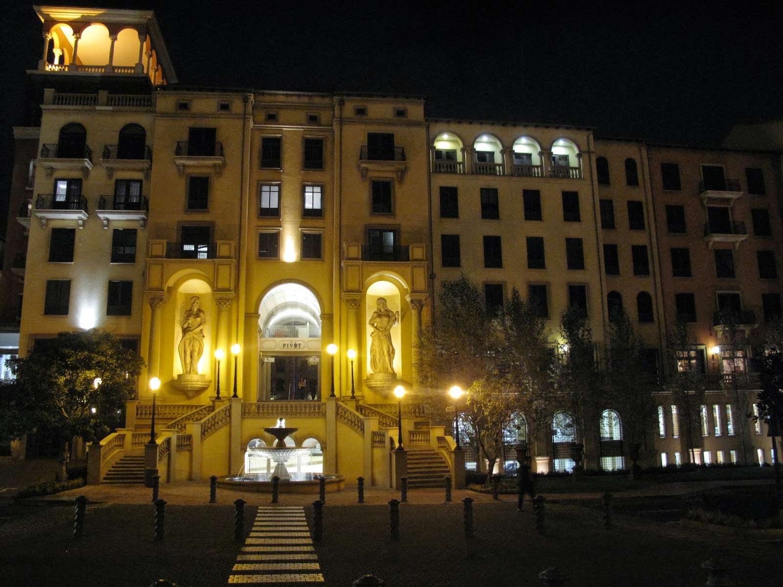 POR TIERRA POR LA TIERRA: Montecasino en Johannesburgo