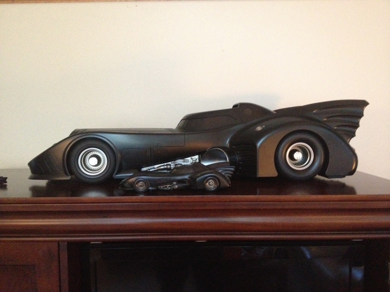 Under the Giant Penny: Hot Toys 1/6 scale 1989 Movie Batmobile