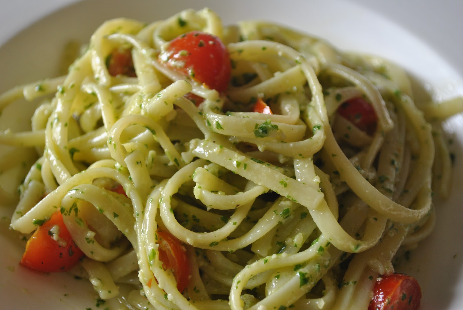appetitoso e goloso: trenette al pesto di rucola e ciliegini