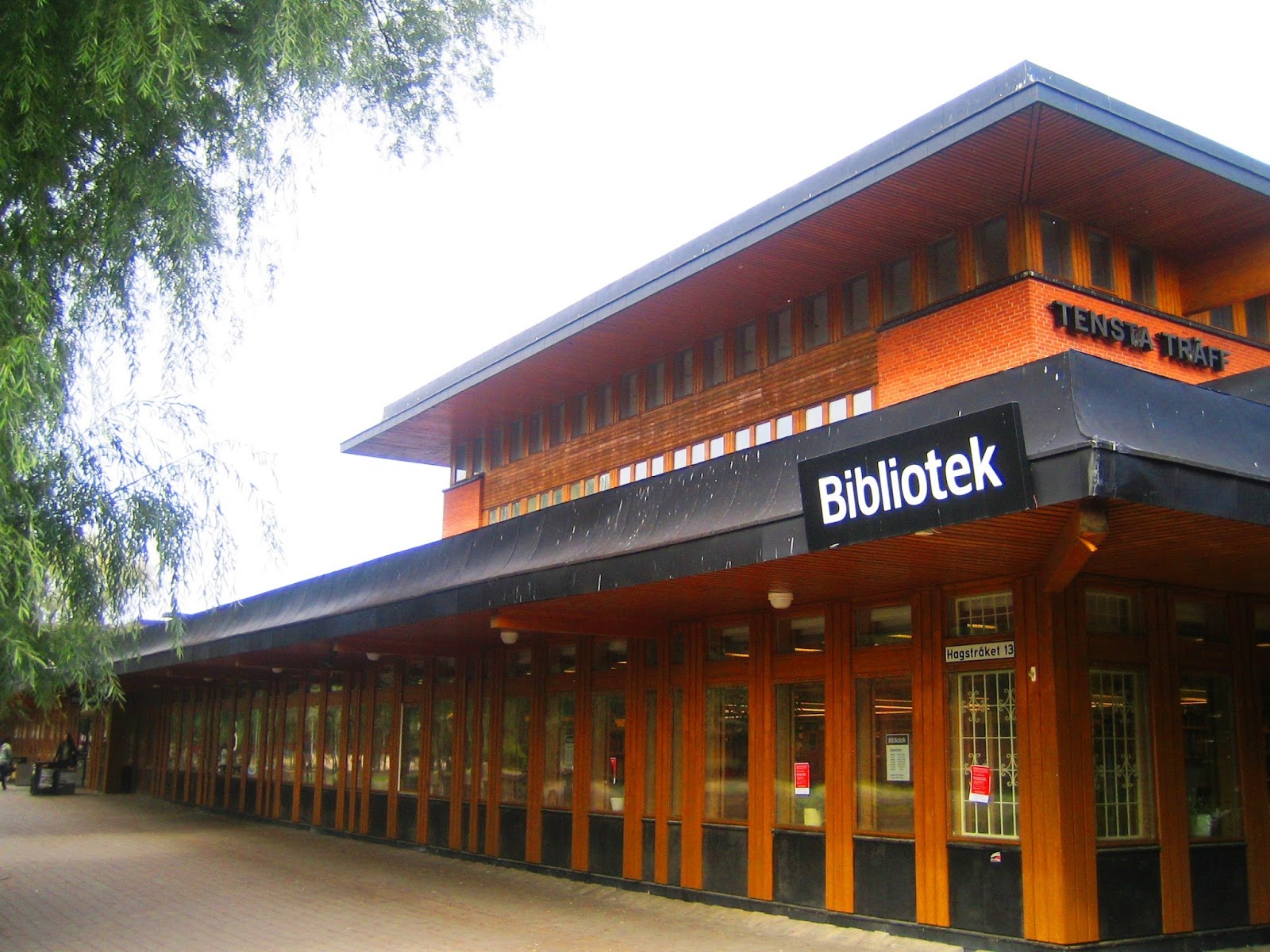 TENSTA BIBLIOTEK - BIBLIOTECA PÚBLICA DE TENSTA - SUÉCIA