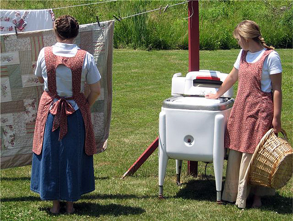 Kindred of the Quiet Way: Aha! Fab aprons!