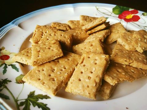 Whole Wheat Crackers With Sesame Seeds