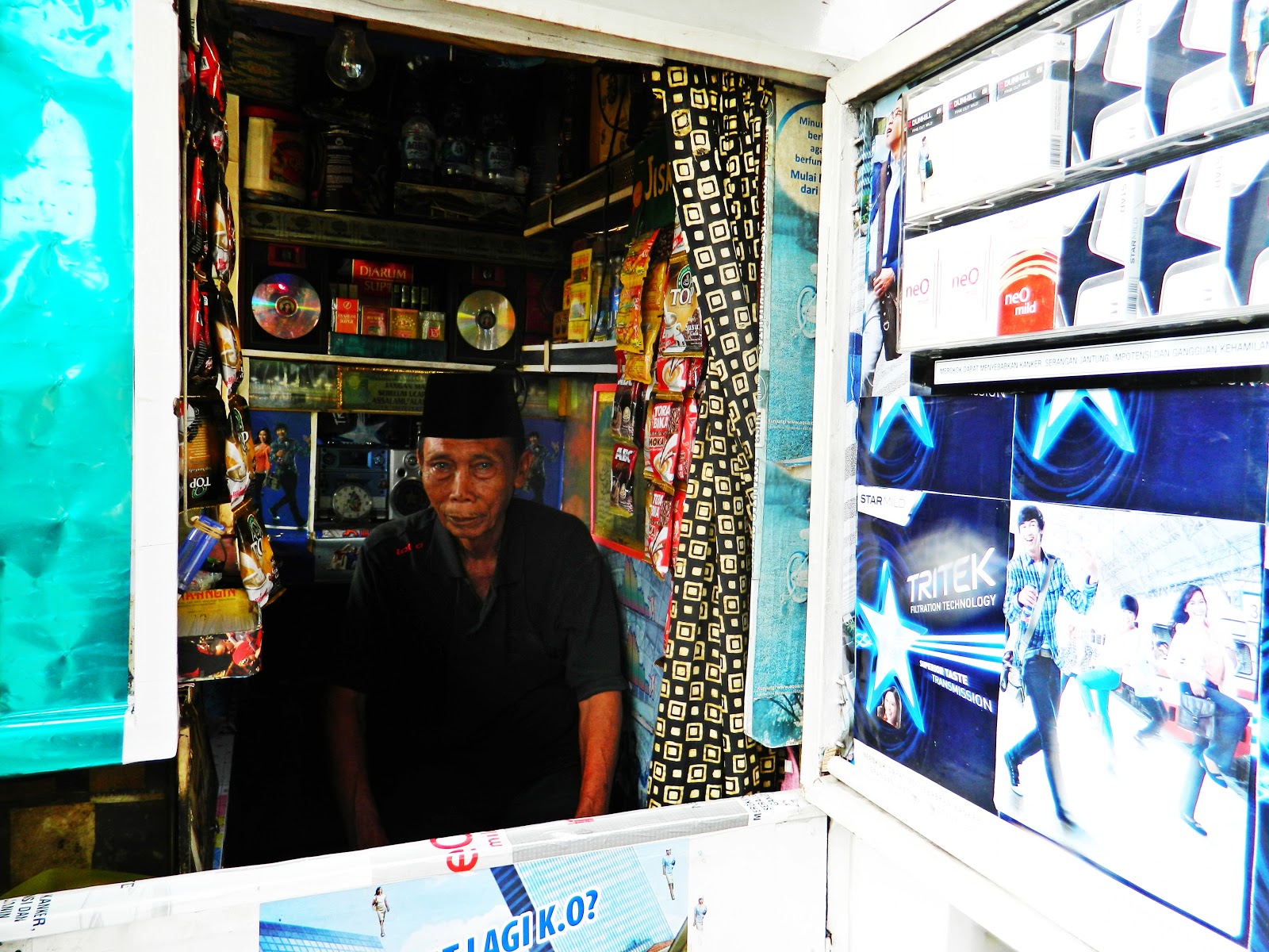 Celebrating Life: Pak Dayat dan Kedai Rokok Bulat