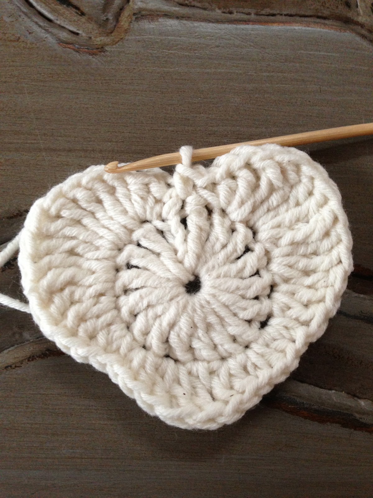 Annoo's Crochet World: Heart Tissue Box Cover Free Pattern