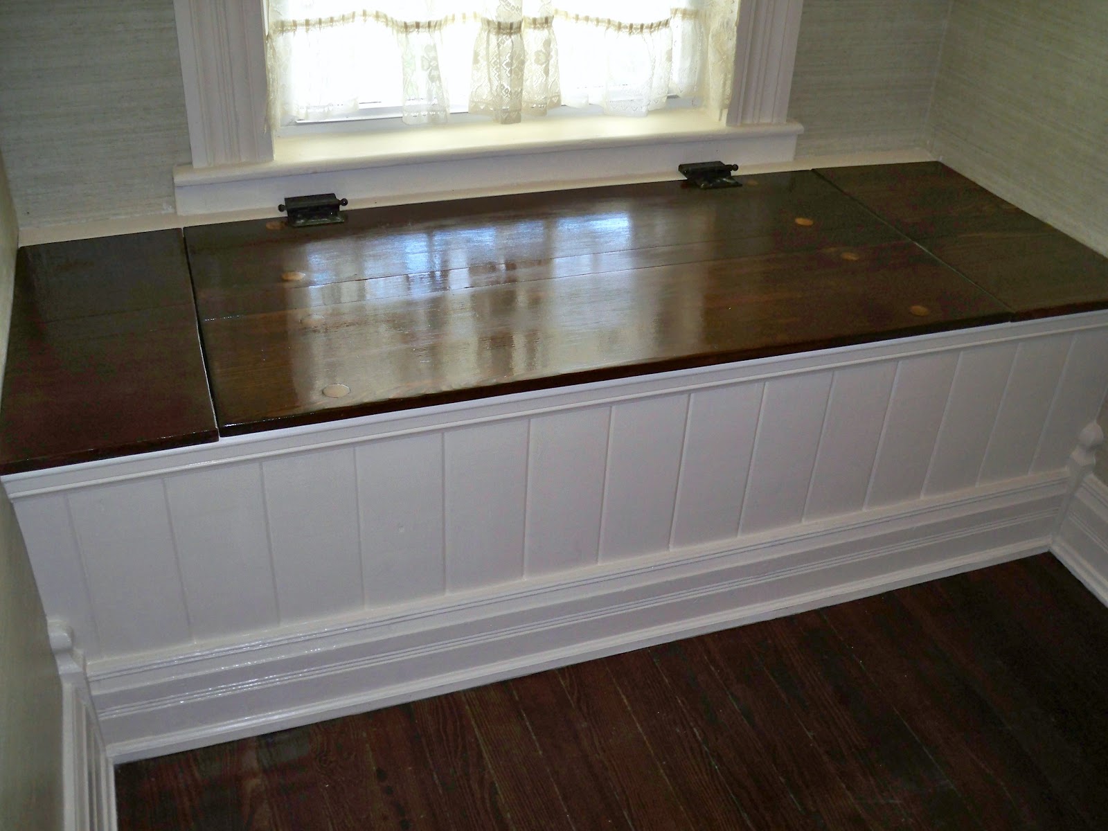 The Country HomeKeeper: Window Seat with Built in Storage