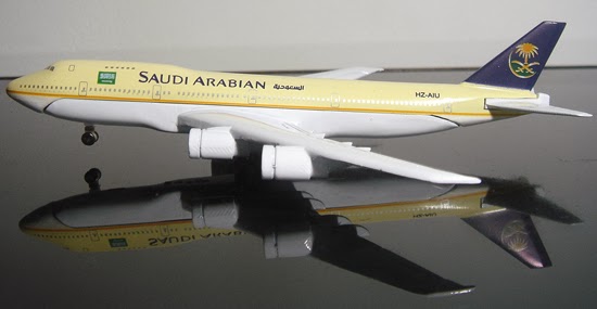 Diecast miniatur pesawat Saudi Arabian Boeing 747 | Souvenir Batam