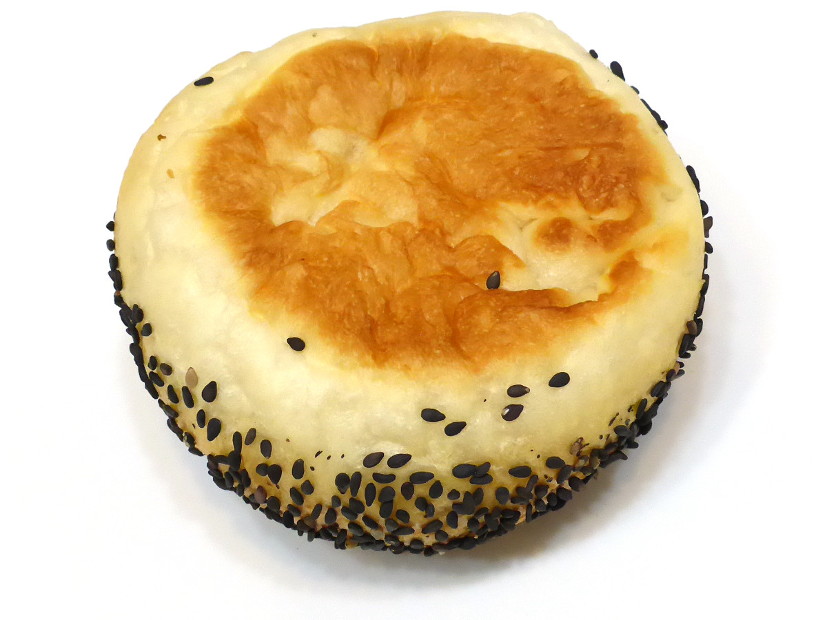 カイザーゼンメル 黒ゴマ（Kaiser Semmel） | AUX BACCHANALES（オーバカナル） | パンレビュー