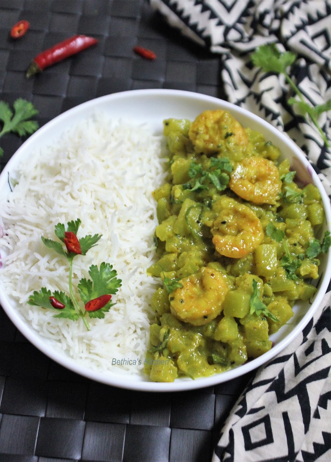 Bethica's Kitchen Flavours: Lau Shorshe Chingri (Bottle Gourd Curry ...