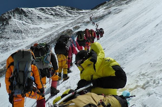 ORBIS TERTIUS: Colas en el Everest