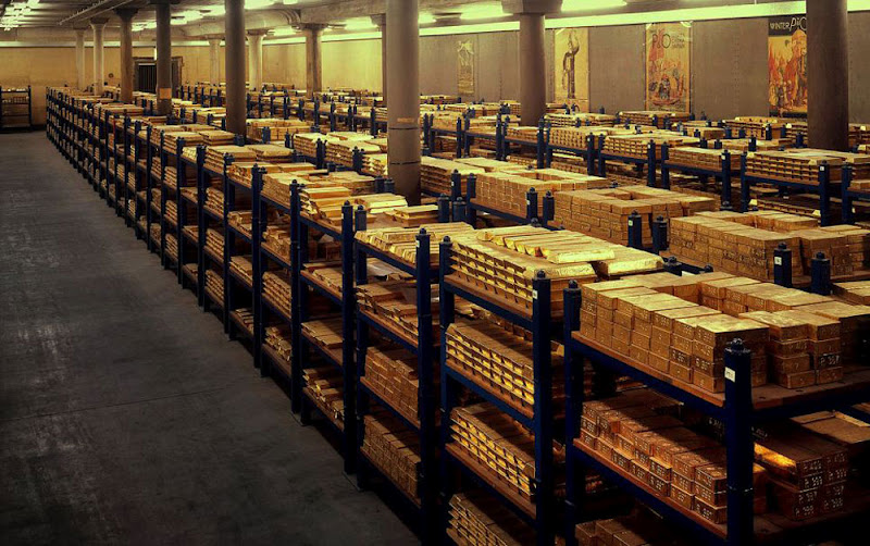 Queen Pics Celebrities: 4600 Tonnes Of Gold Is Stored Under The Streets ...