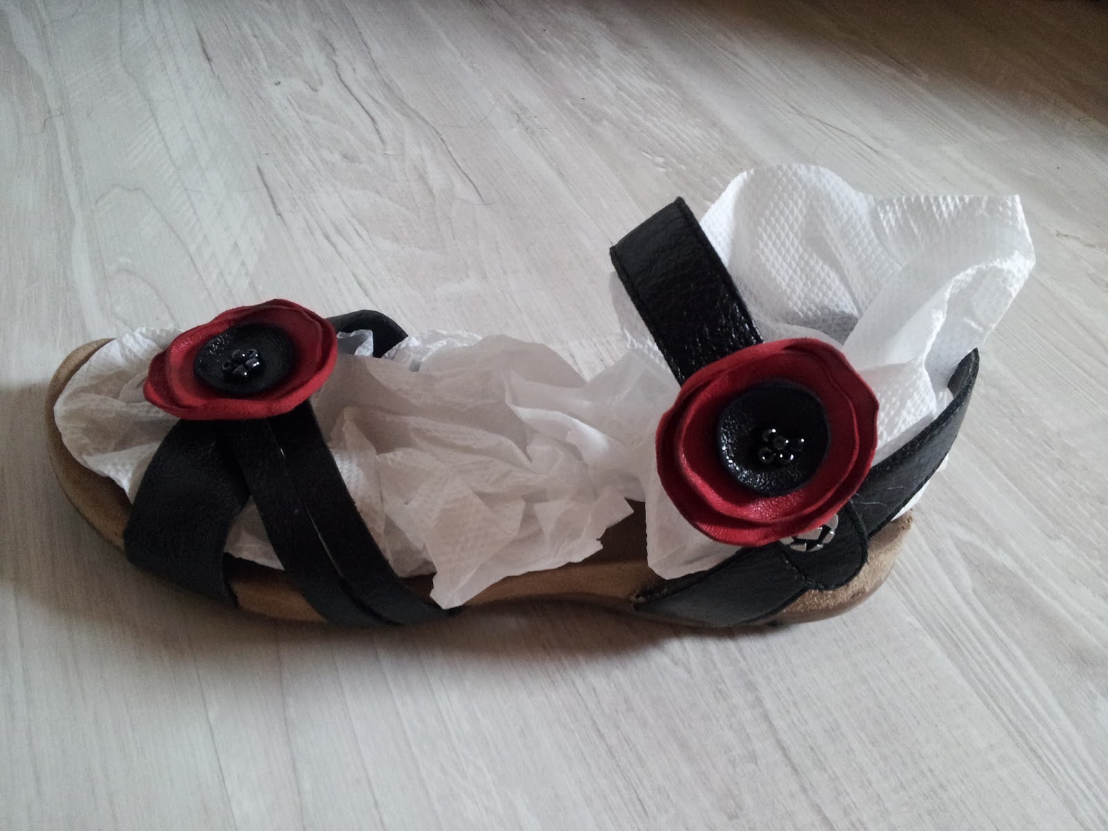 Cadouri pentru casa si suflet: Clipsuri pentru pantofi, maci rosii