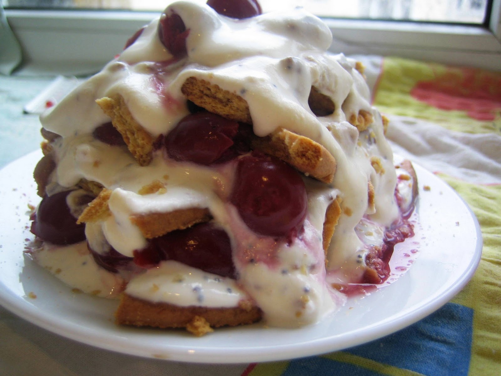 pisike putukas: kirsi-küpsisetort hapukoore, vahukoore, mooniseemnete ...