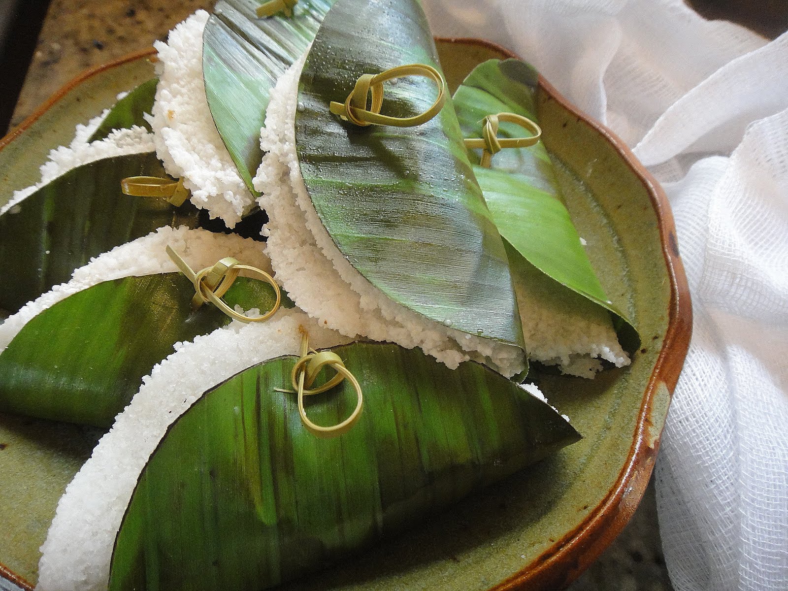 come-se: Tapioca molhada na folha de bananeira. Quinta sem trigo 27