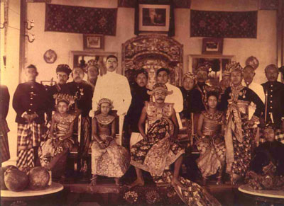 Foto-Foto Kehidupan Raja Bali Tempo Doeloe ~ Alveroz Blog