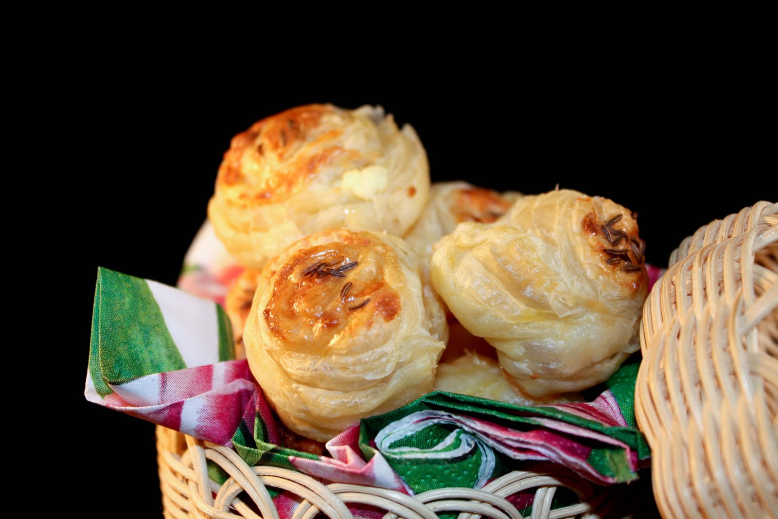 Mini pateuri cu branza ~ Delicii vegetariene