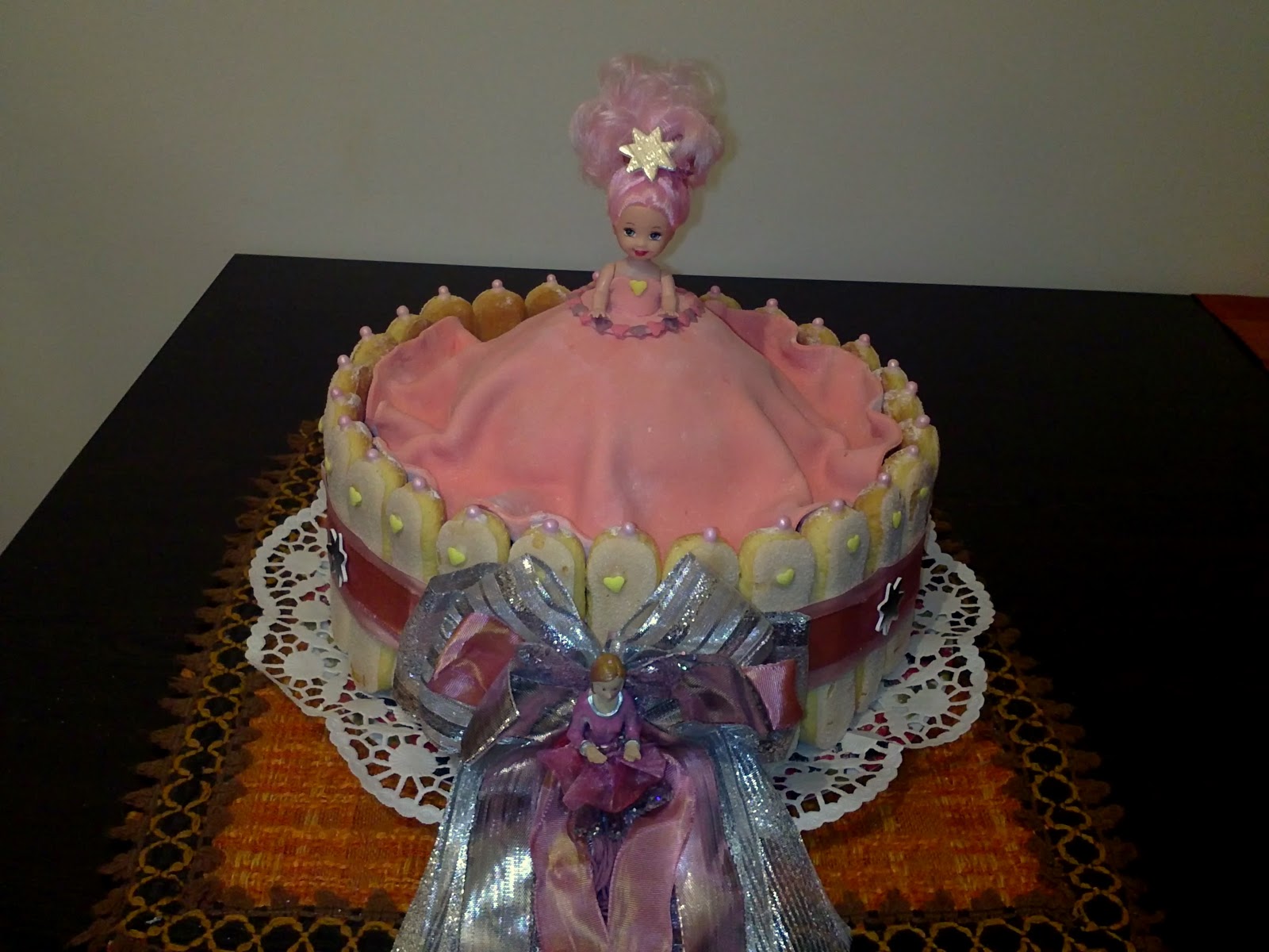 Deea's small kitchen: Tort Barbie