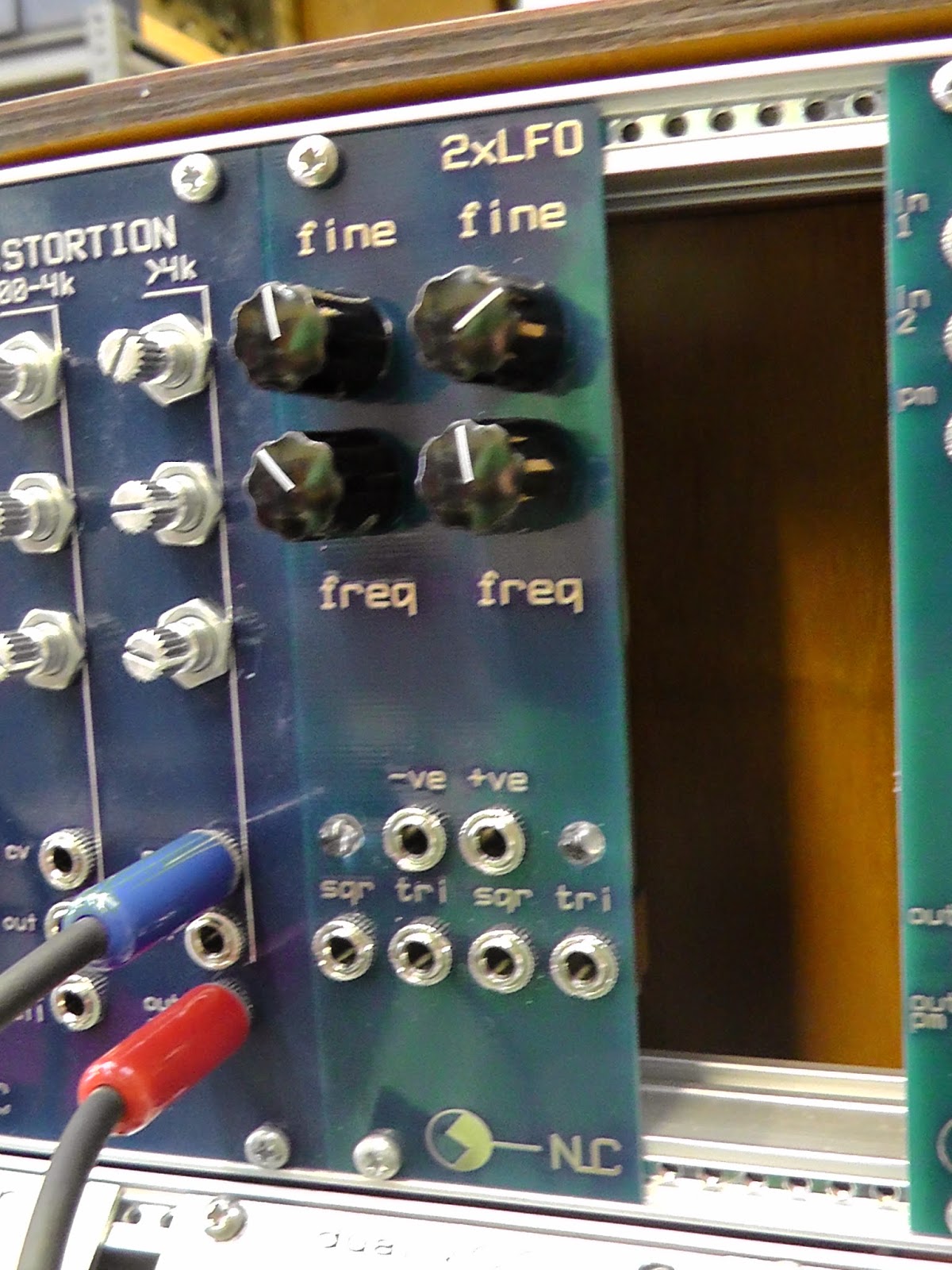 nonlinearcircuits: dual LFO with difference rectifier