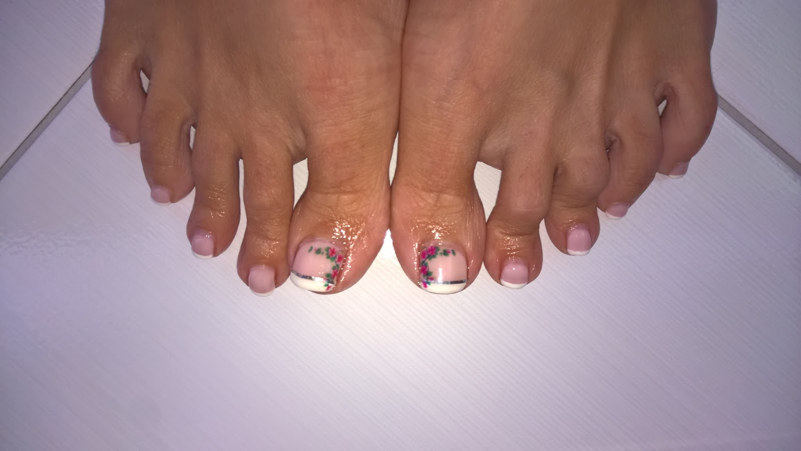 Kolorowe paznokcie: French na stopach