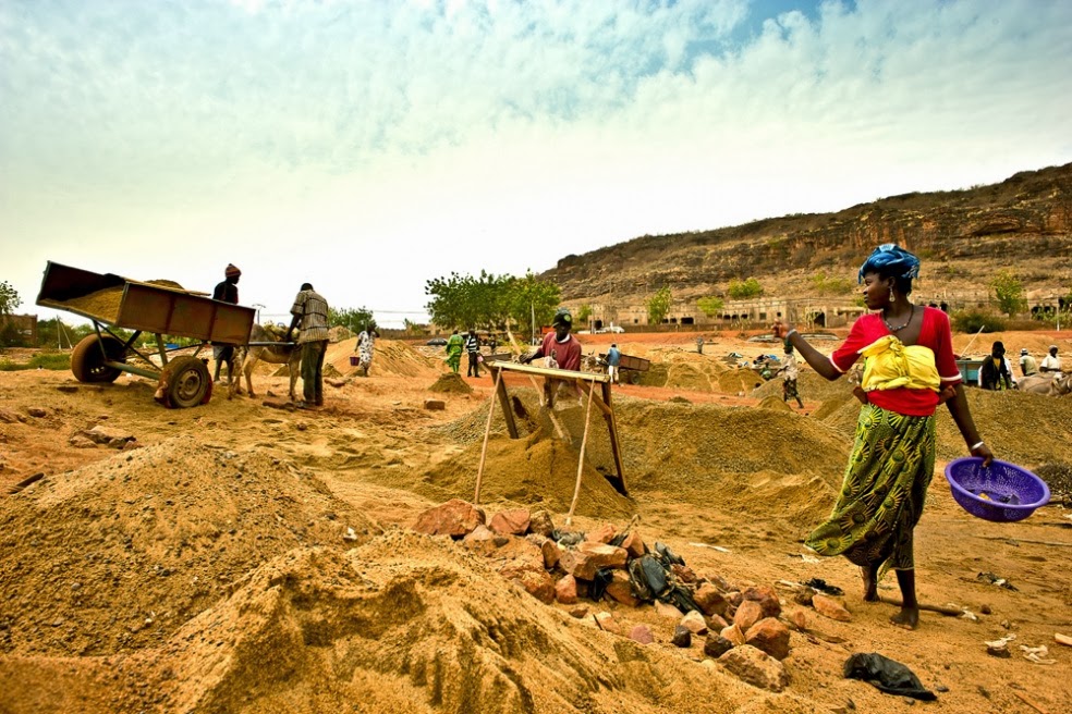 OLTRE IL MURO: ARTE e FOTOGRAFIA: "LABOUR IN MALI" | VALERIE LEONARD