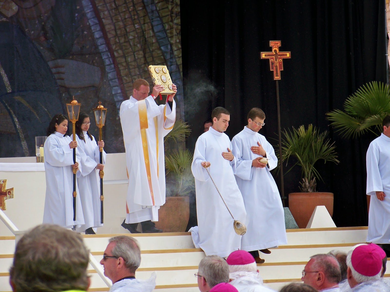 Celebración Celestial : Partes de la Santa Misa