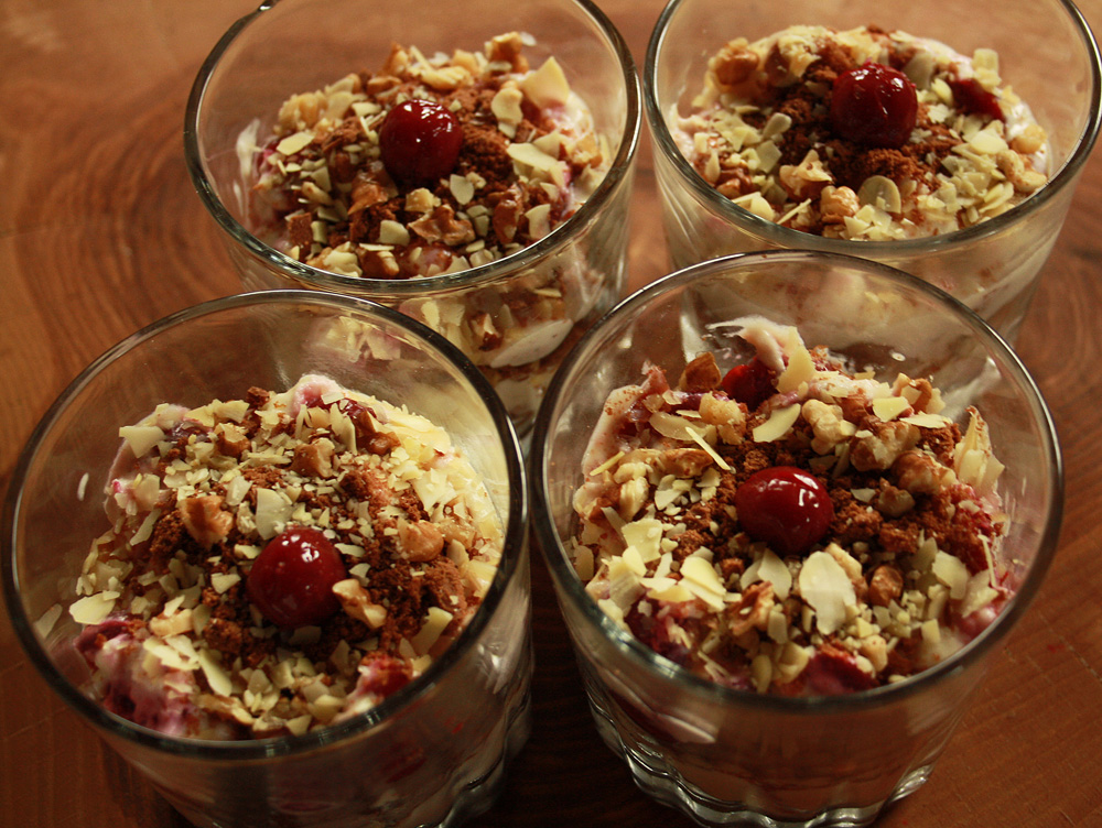 Kohvik Zacary: Magustoit kompotikirsside, pähklite ja kondenspiimaga