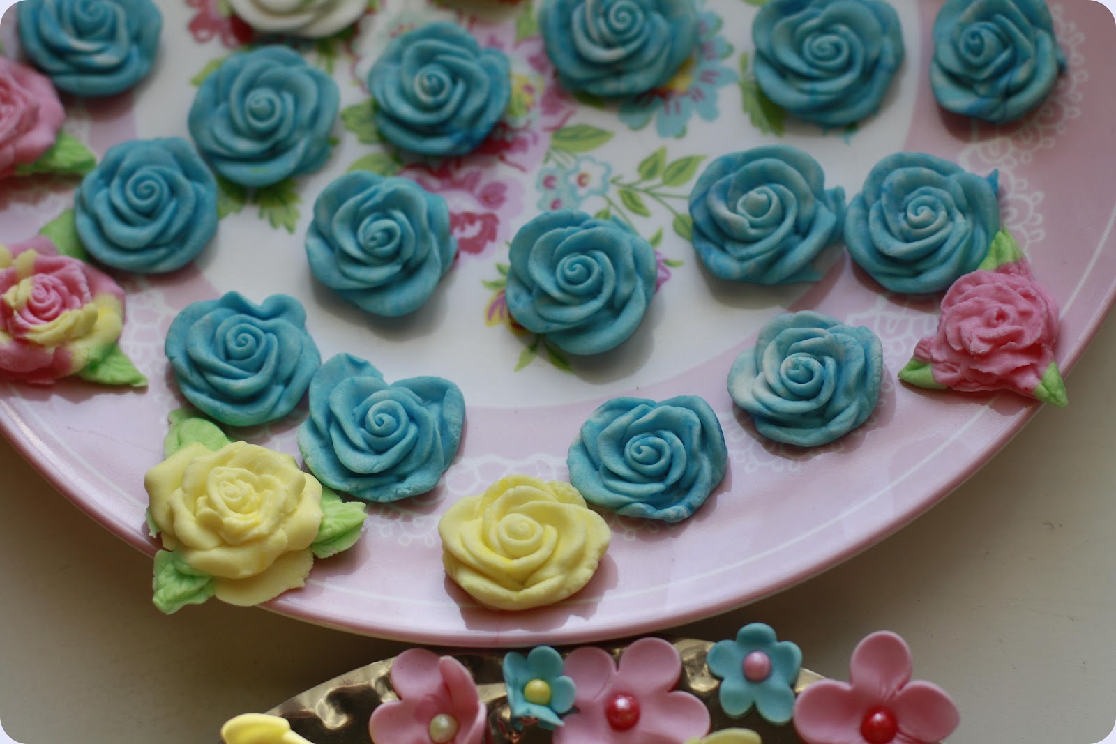 Kakepynt av 1 kg fondant – Grys kjøkkenskriverier