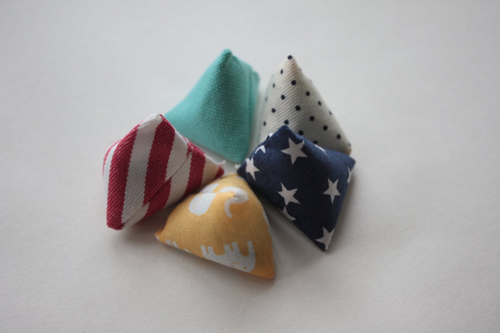 Ally's In Wonderland: How to Make And Play The Five Stones Game