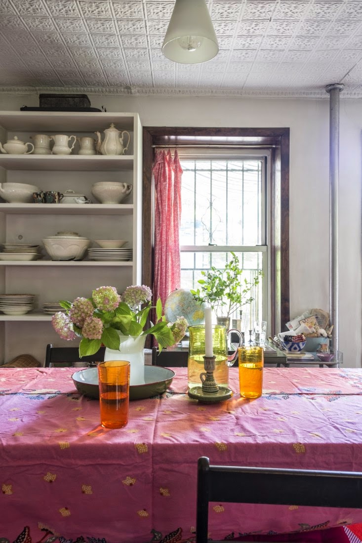 Keltainen talo rannalla: Modernia, rustiikkia ja etnistä