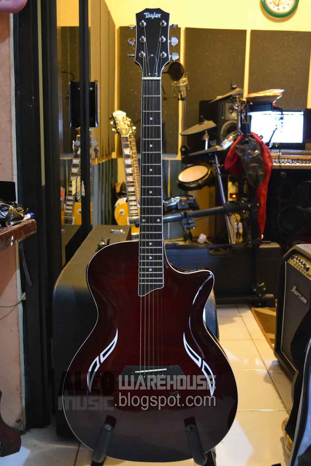 Aleo Music Warehouse: TAYLOR ACOUSTIC RED MAROON CUSTOM