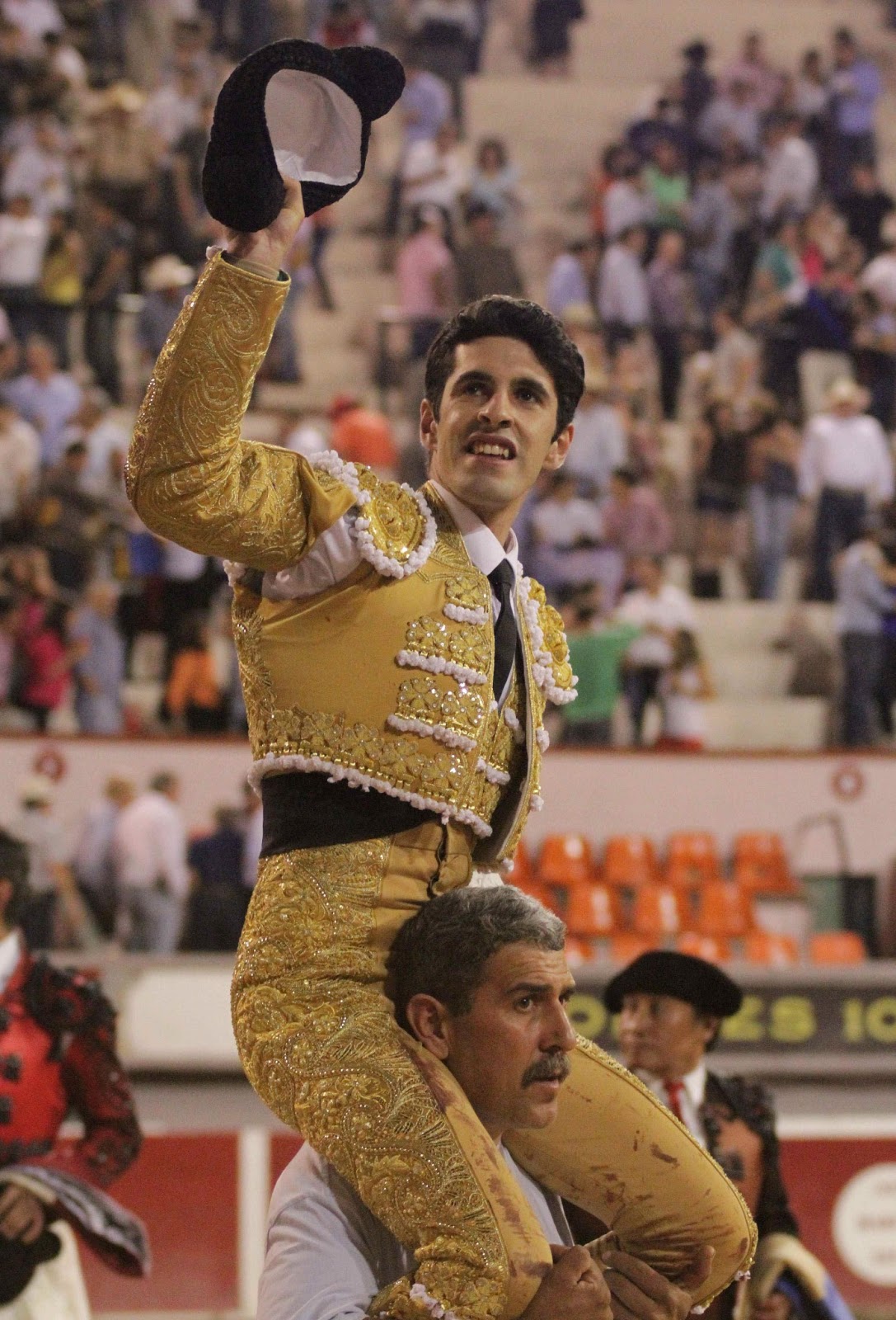 VUELTA AL RUEDO: ULTIMO FESTEO DE LA TEMPORADA GRANDE - Talavante corta ...