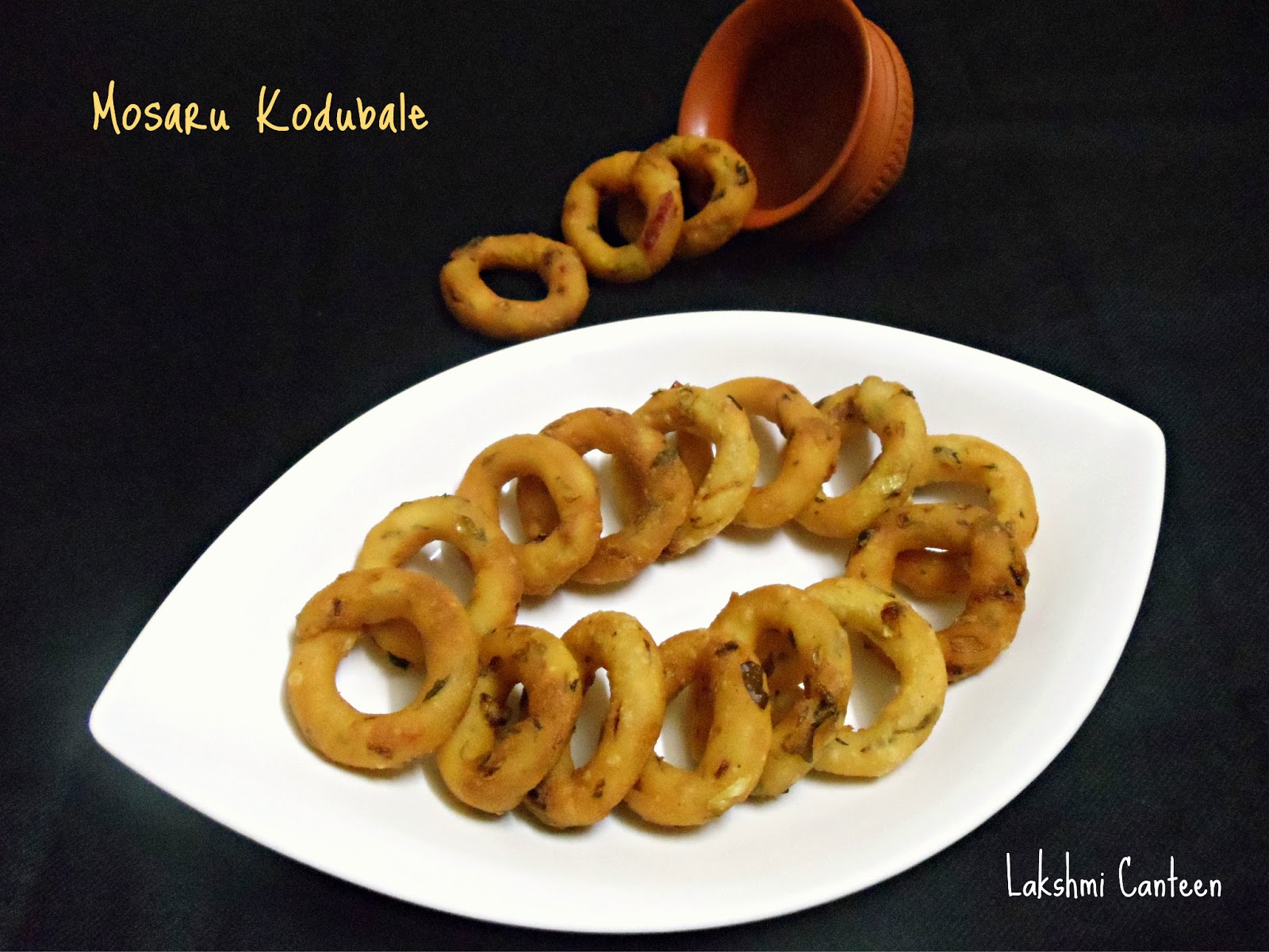 Lakshmi Canteen: Mosaru Kodubale ( Crispy Rice Flour Rings using Curd)