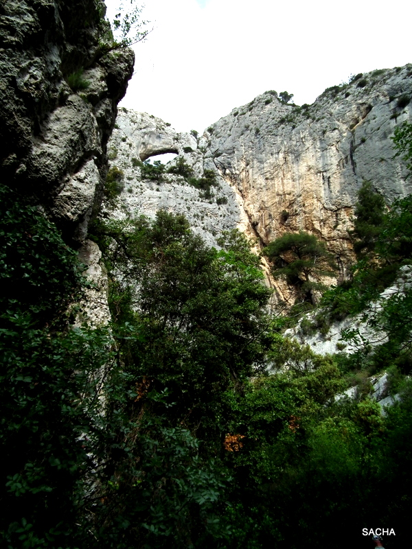 Un jour....Une photo !: Combe Vidauque : grotte tunnel , roche percée ...