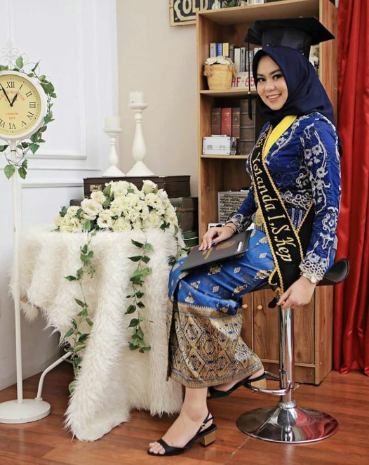 √ 42 Model Baju Wisuda yang Modern Kekinian Paling Elegan Terbaru ...