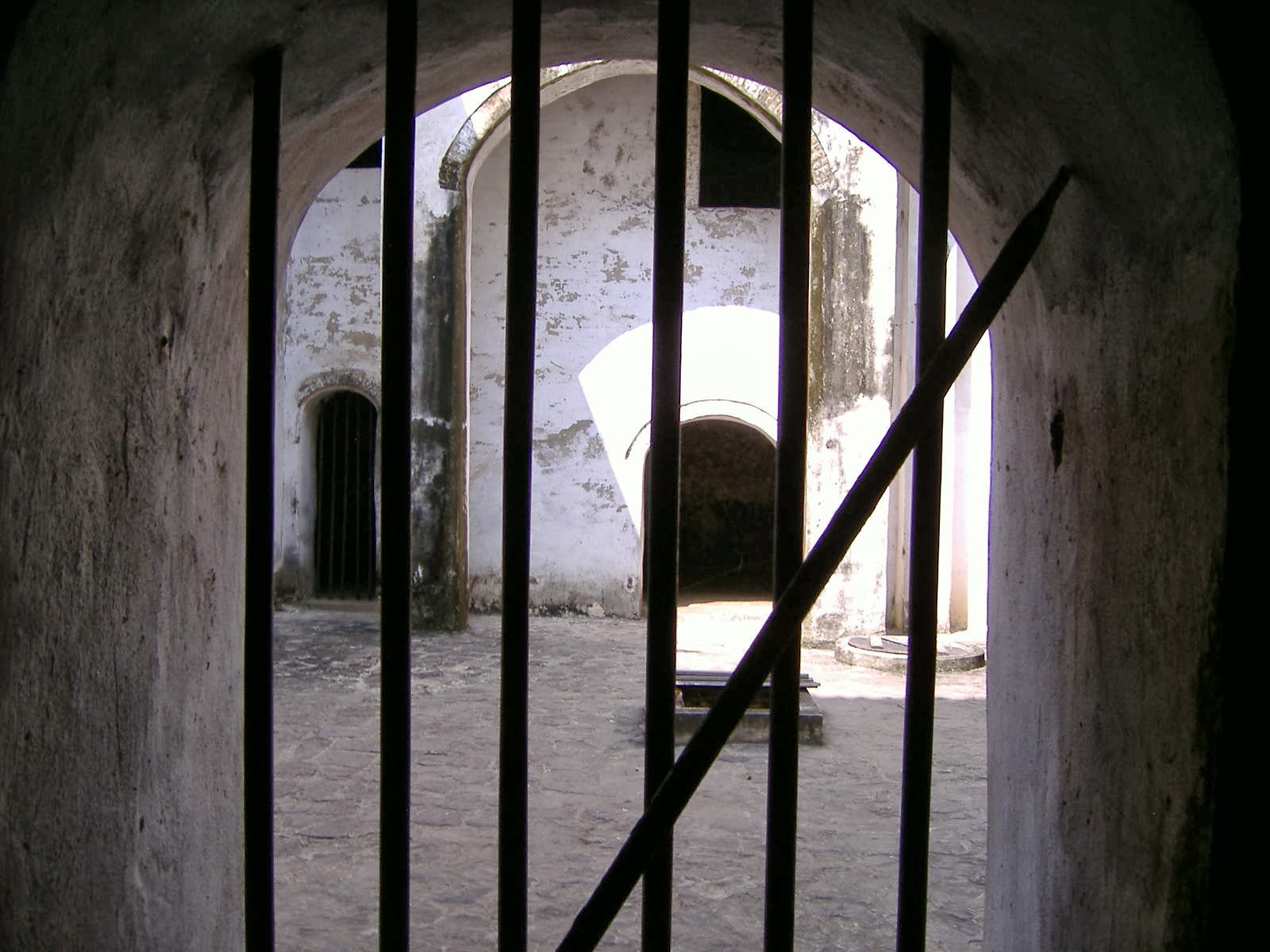 No Destinations: SLAVE FACTORY OF ELMINA CASTLE