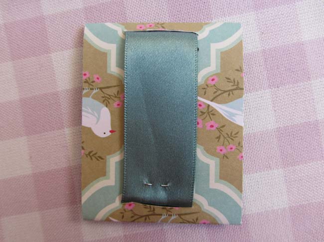 The Bumbling Bee: D.I.Y. travel-sized safety pin holder...