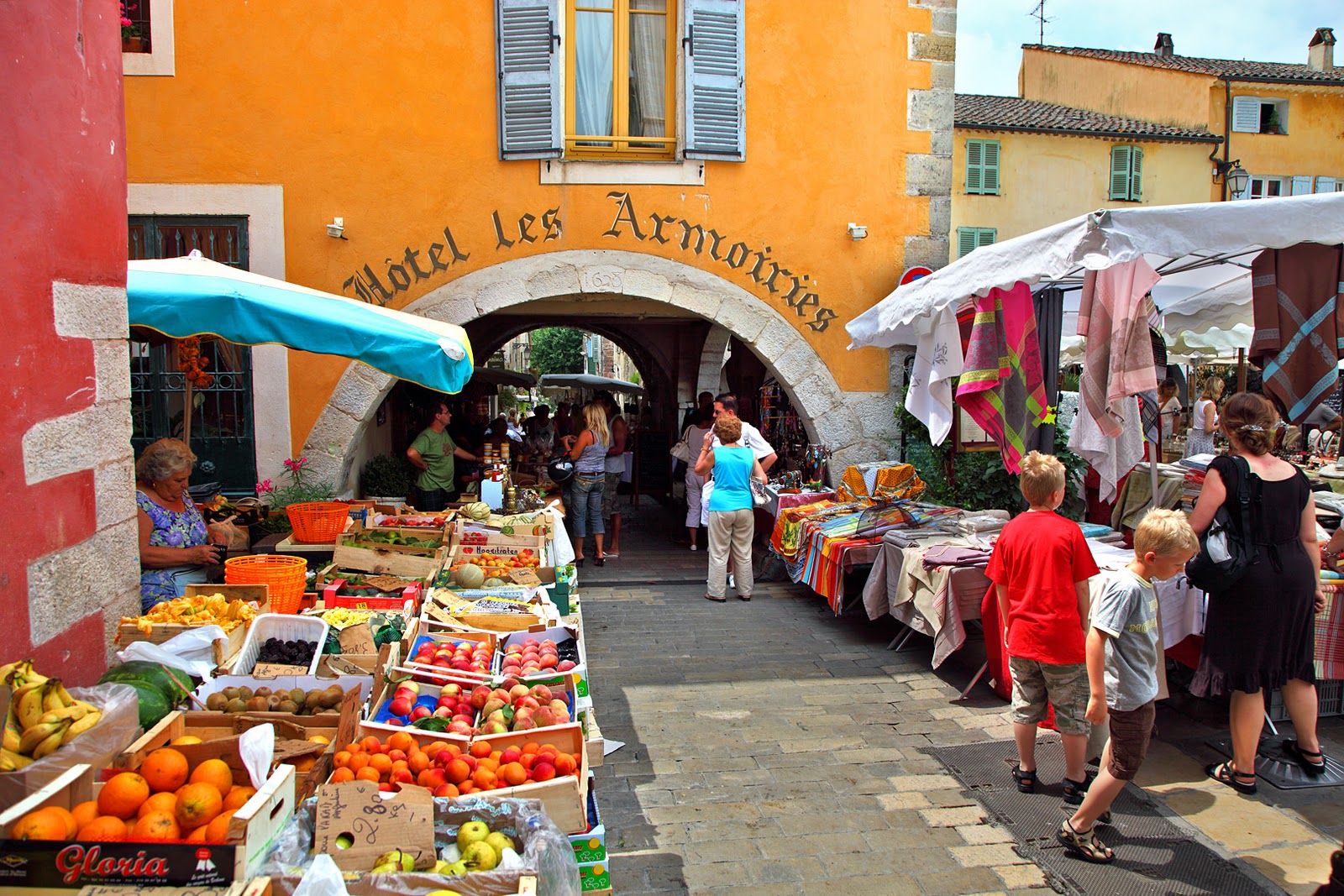 Cote d'Azur Villa Rentals: Valbonne - The best street market in France.