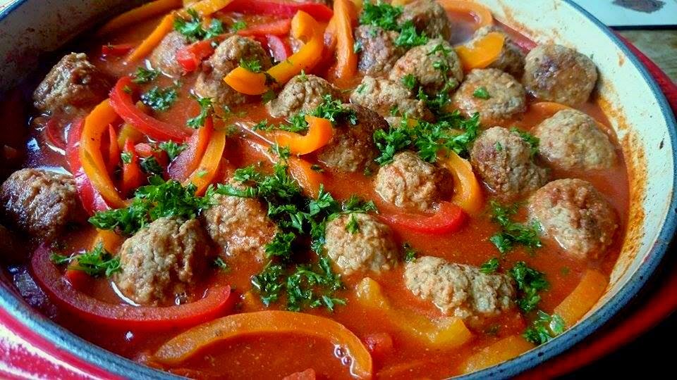 Balletjes in tomatensaus met paprikareepjes